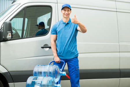 43001492-joven-repartidor-feliz-con-carro-con-botellas-de-agua – 4 ...