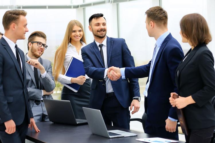 5 Asesores Comerciales. 2 Administrativas/os. Importante Empresa. – 4 ...